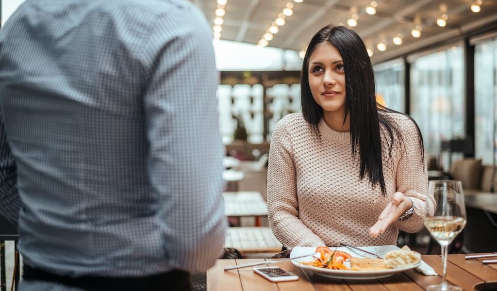 How To Handle Customer Complaints in a Restaurant (+ Examples)