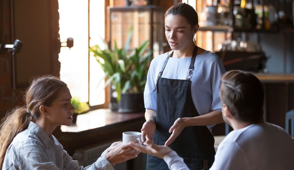 How To Handle Customer Complaints in a Restaurant (+ Examples)