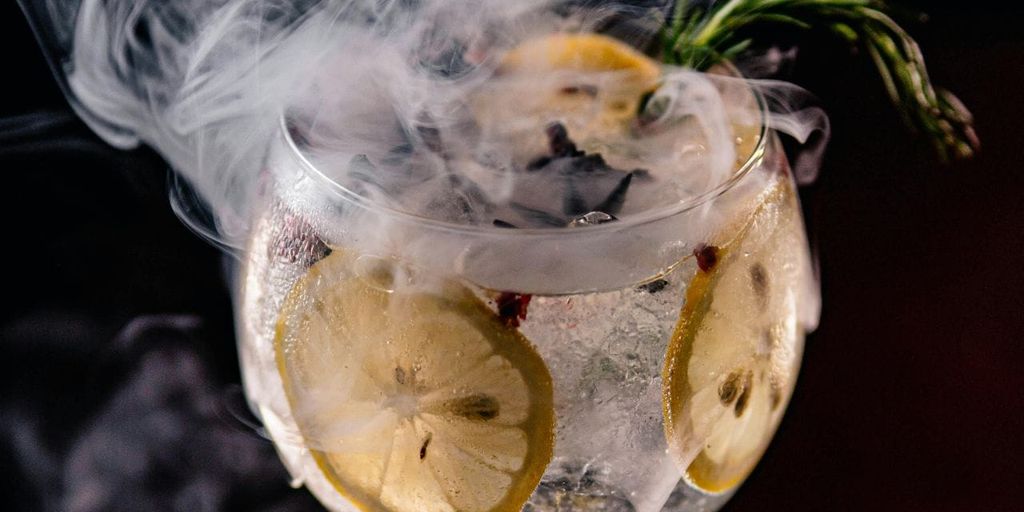 Advanced Cocktail Garnishing Techniques for Stunning Drinks