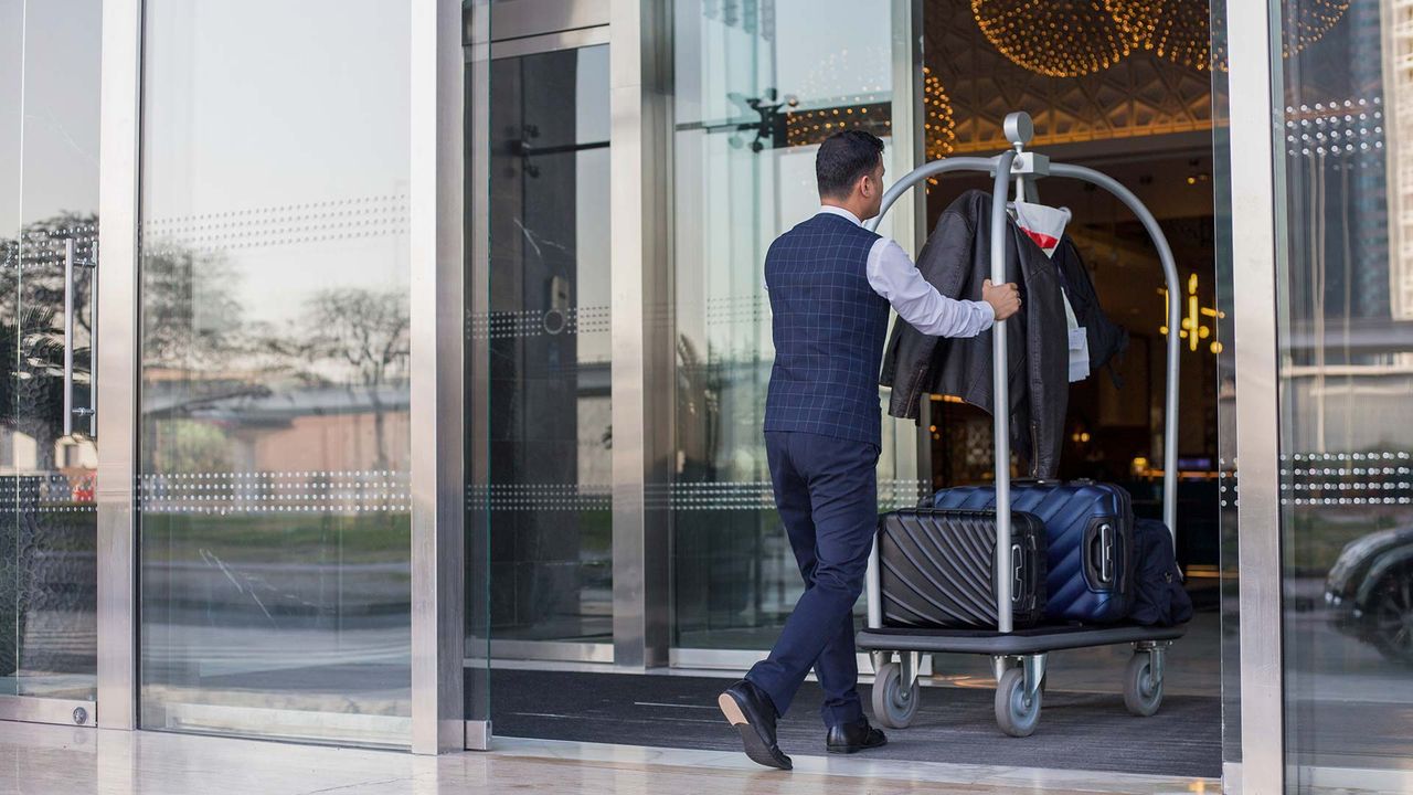 Pros and Cons of Being a Bellhop - OysterLink