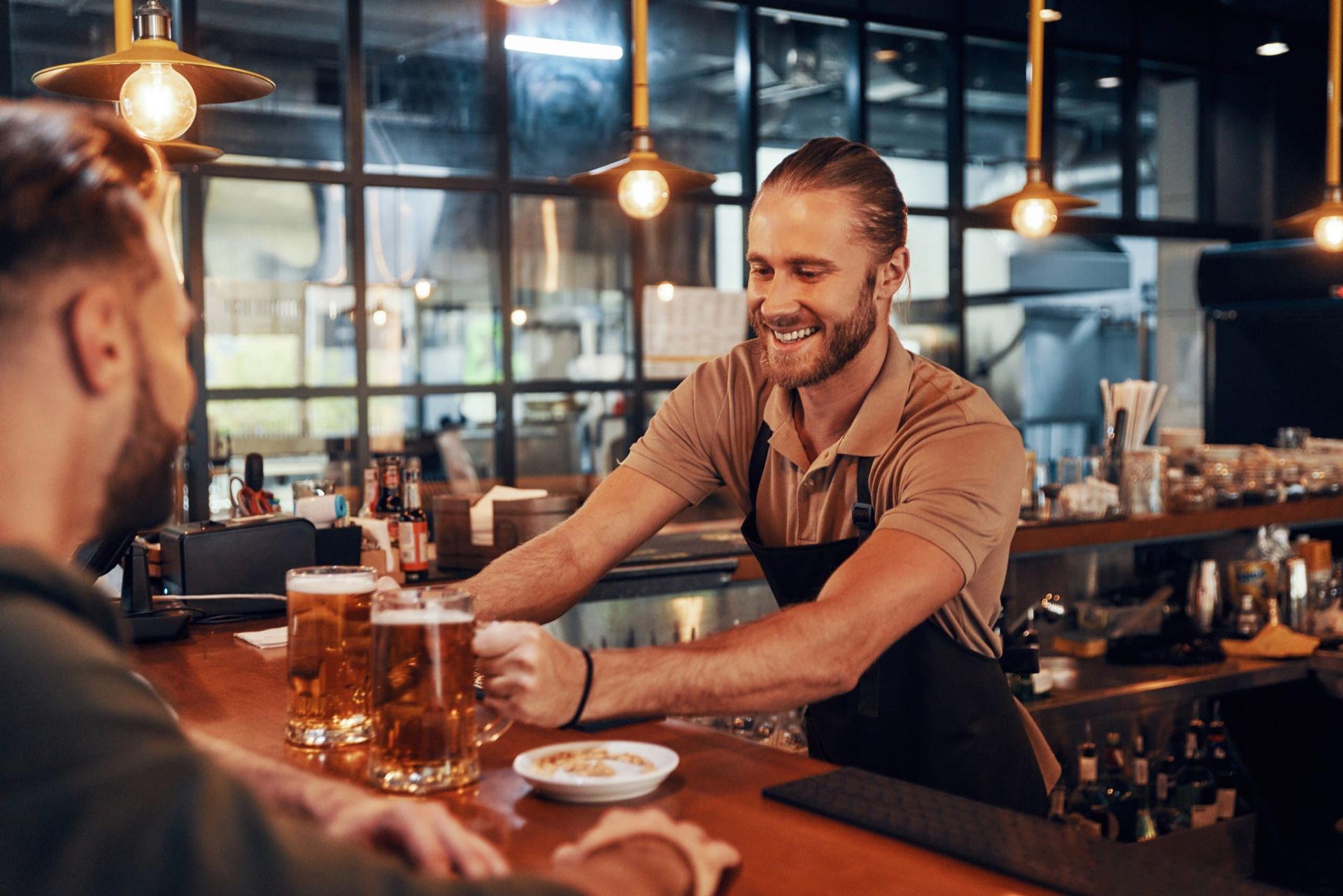 What’s the Minimum Age To Serve Alcohol in a Restaurant or Bar?